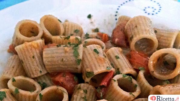Ricetta Mezzi rigatoni integrali alla crema di alici e pomodorini ...