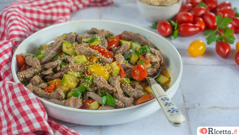 Ricetta Straccetti di manzo con zucchine e pomodorini - Ricetta.it